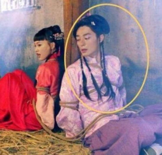 被绑美女被绑住手脚双脚被分开 随意云