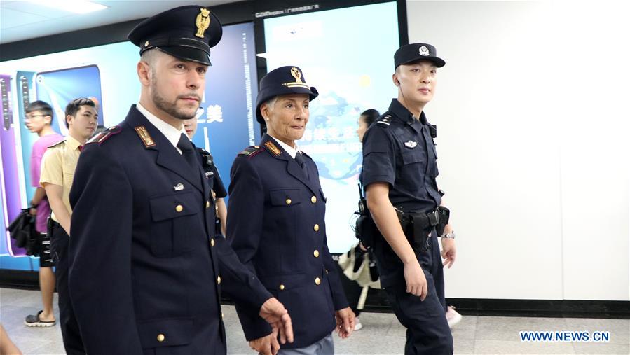 Chinese, Italian police conduct joint patrol in Shanghai, Guangzhou (5) - People's Daily Online