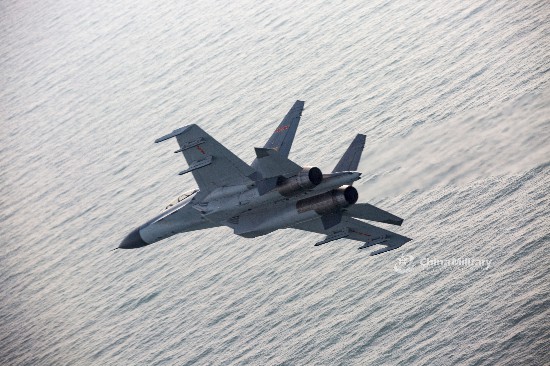 J-11B fighter jets fly through valley (4) - People's Daily Online