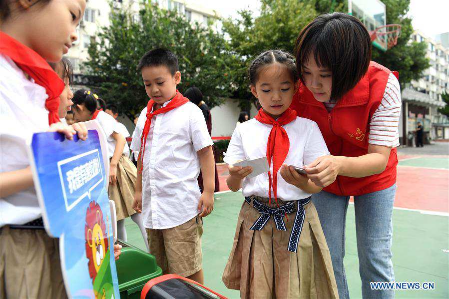 Students learn garbage sorting in China (2) - People's Daily Online
