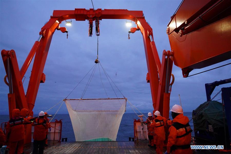 China's Antarctic expedition members explore Cosmonauts sea (2 ...