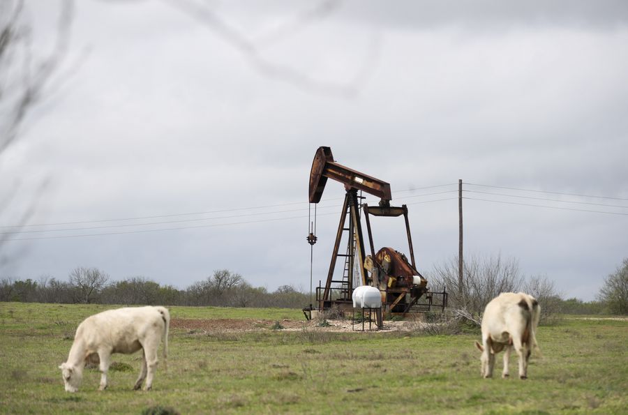 U.S. oil price turns negative for first time in history - People's ...
