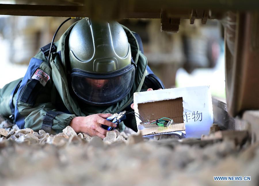 Soldiers of Tianjin Corps of CAPF take part in bomb disposal drill (3 ...