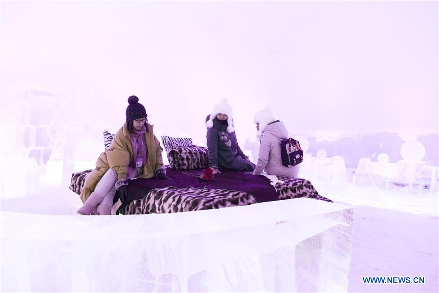 People visit ice bar in Harbin's Ice-Snow World - People's Daily Online